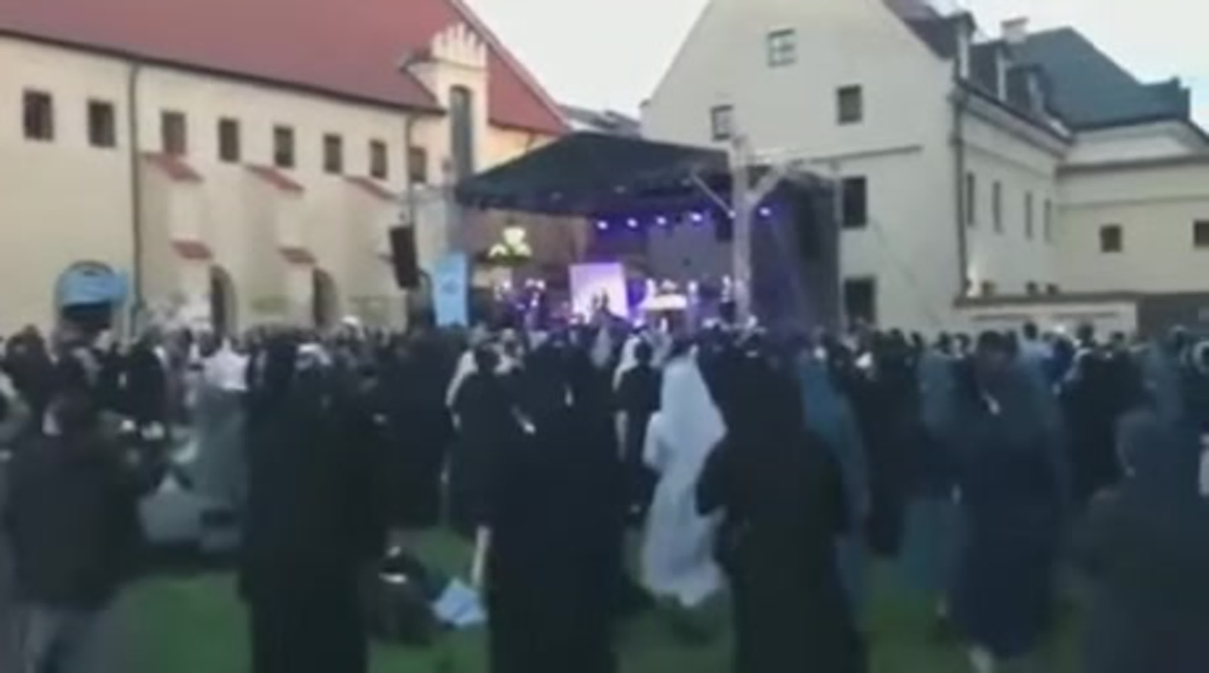 Stadium rave (original sound: Los del Río - Macarena) 藍 — Видео от Fun ...